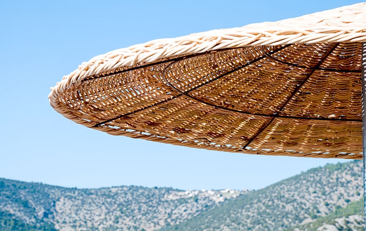ΟΜΠΡΕΛΑ ΠΑΡΑΛΙΑΣ TENERIFE ΜΕ ΒΕΡΓΑ RATTAN | Εcoshadow.gr